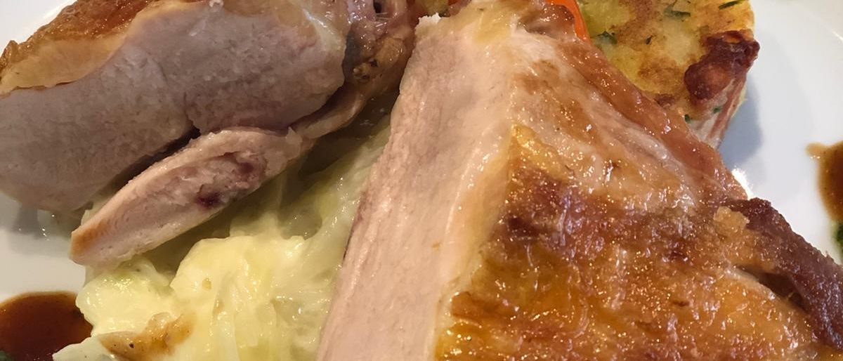 Perlhuhnbrust mit Rahmspitzkohl, Ofenkarotten und Kartoffeltalern ...